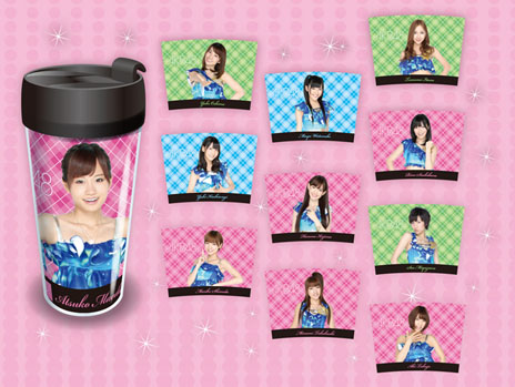 「AKB48」のプライズがアミューズメント施設向けに登場。第1弾は「USBマウス＆3Dマウスパッドセット」「タンブラー」など計3アイテムを用意