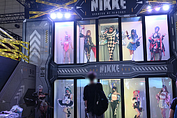 「勝利の女神：NIKKE」リアル10連ガチャは今年も人気！ステージではコスプレイヤーの撮影会も。Level Infiniteブースレポート[TGS2024]
