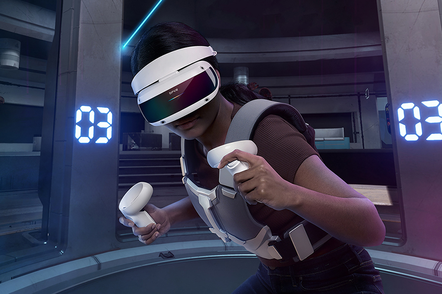 ゴーグル部分をかけたまま，はね上げられるSteamVR互換VR HMD「DPVR E4」が4月14日に国内発売